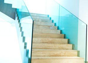 Rambarde en verre : pour quel espace de la maison la choisir ...